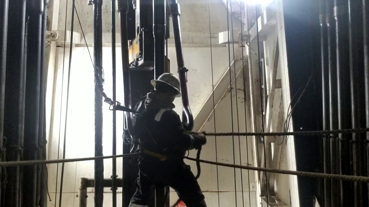 Pulling back 4" magic drillpipe. roughneck Derrickhand monkey board ...