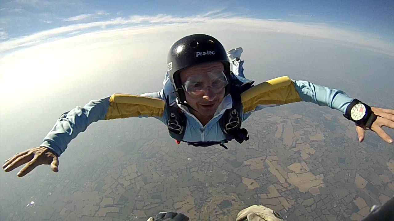 Martin Higgins - Skydiving at Headcorn (Kent, UK) - AFF Level 4 - YouTube