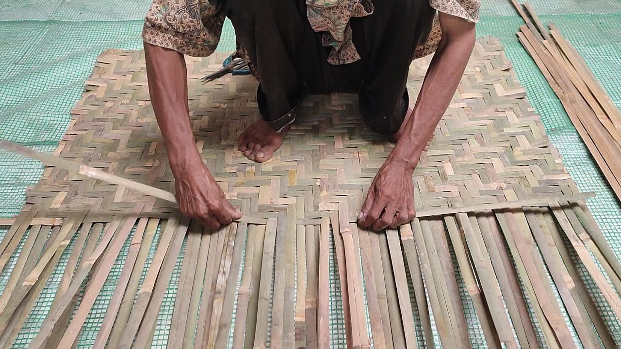 Pengrajin Anyaman Bambu Untuk Dekorasi Rumah Bahan Dari Kulit Bambu ...