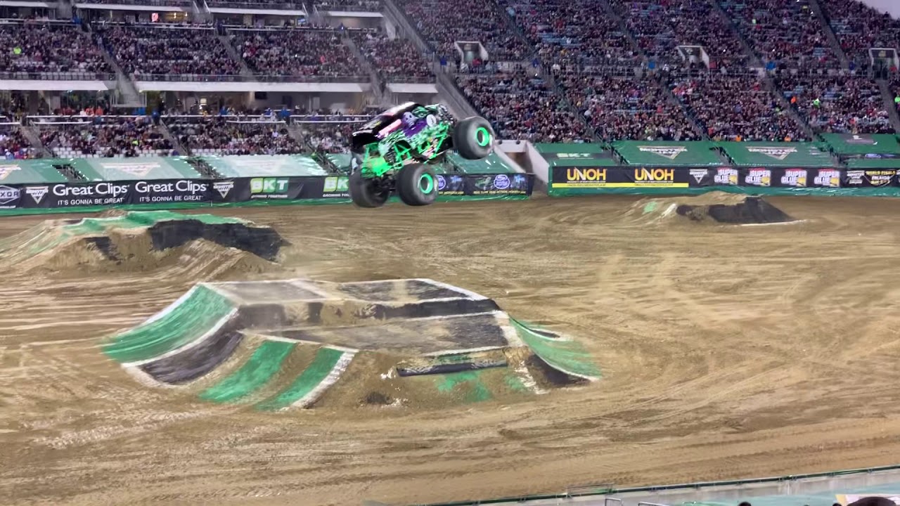 Monster Jam Grave Digger run - YouTube