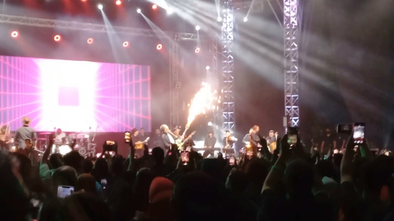 PADI - SOBAT [LIVE AT KONSER PERAK TENIS INDOOR SENAYAN, 20 Agustus ...