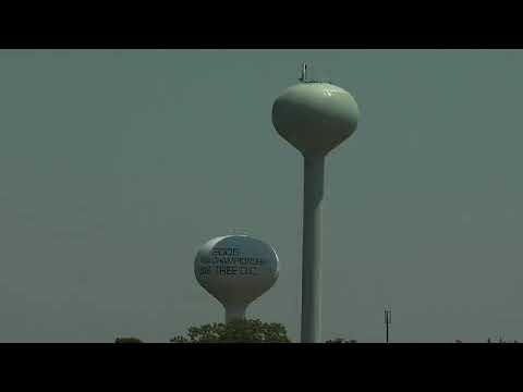 Edmond water tower closer to completion (2009-07-14) - YouTube