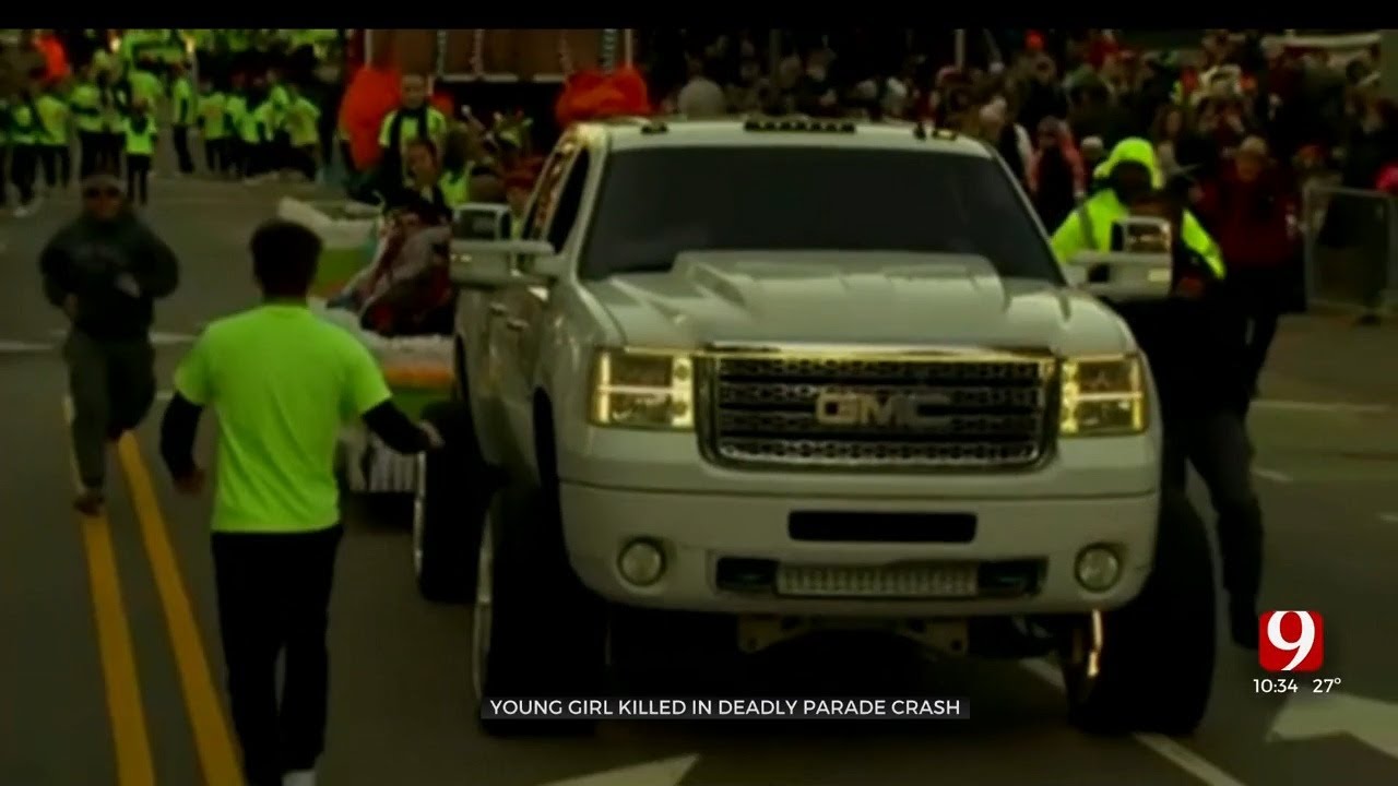 Girl Killed In Float Crash At North Carolina Holiday Parade - YouTube