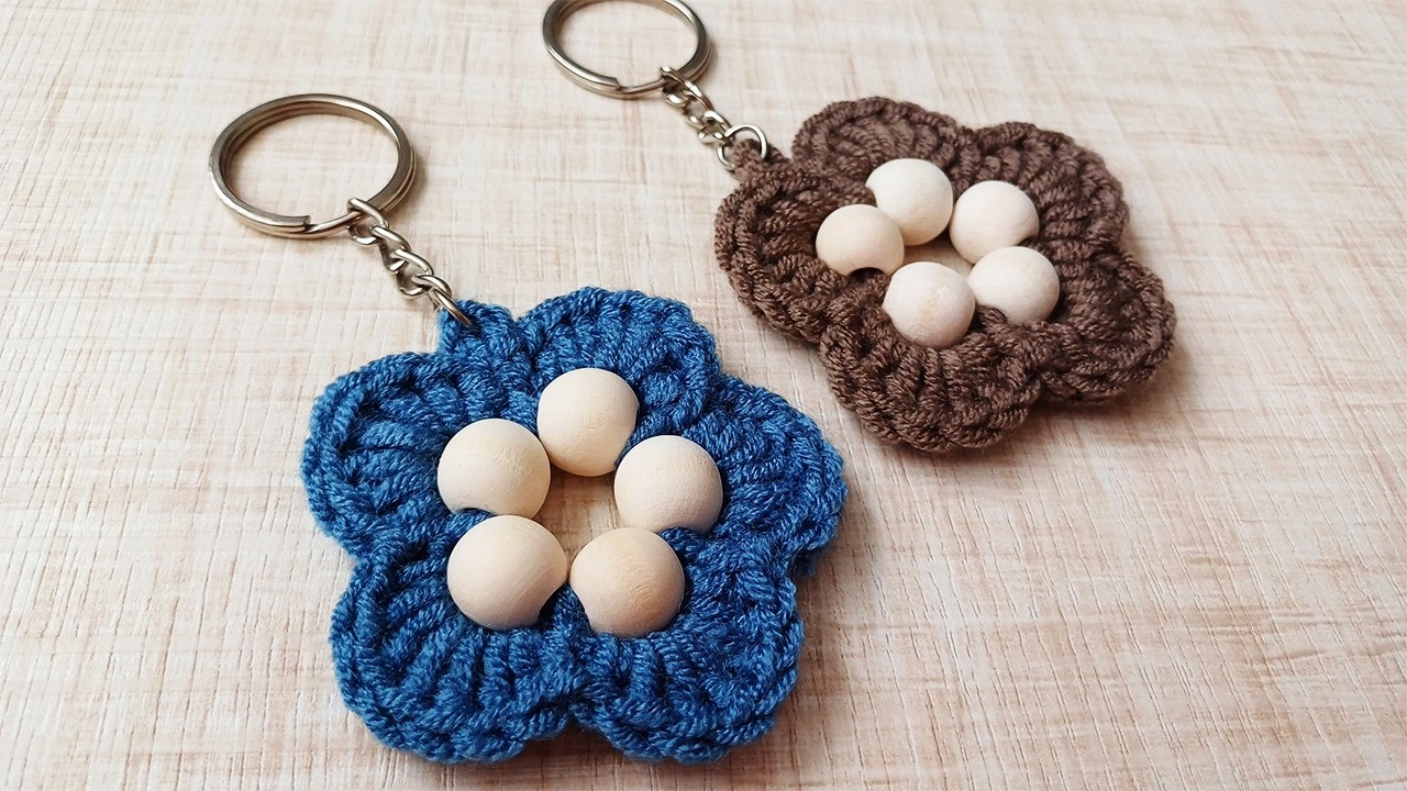 Crochet keychain flower with wooden beads - YouTube