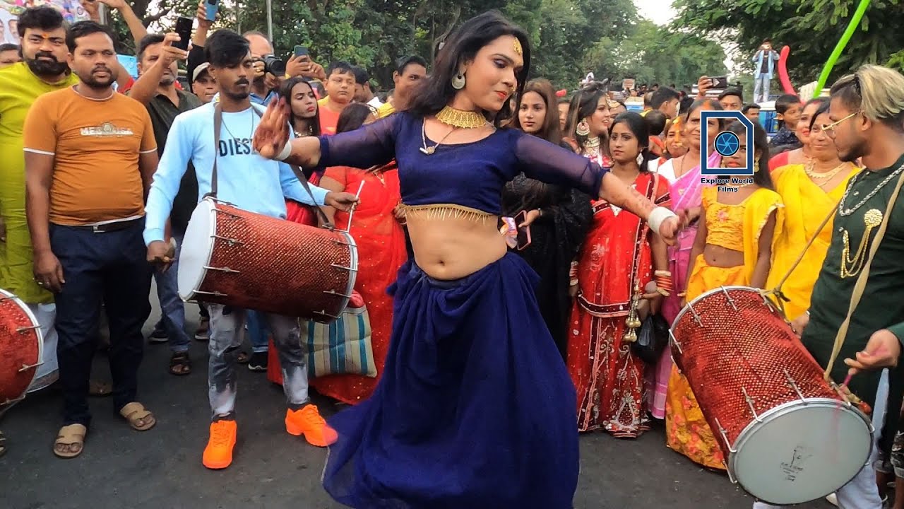 Hijra dances during Chhath Puja in Kolkata - YouTube