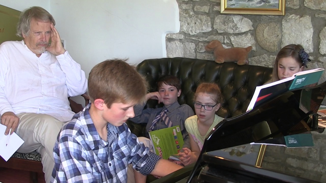 Harry Riggs – Giorni Dispari (Ludovico Einaudi) - YouTube