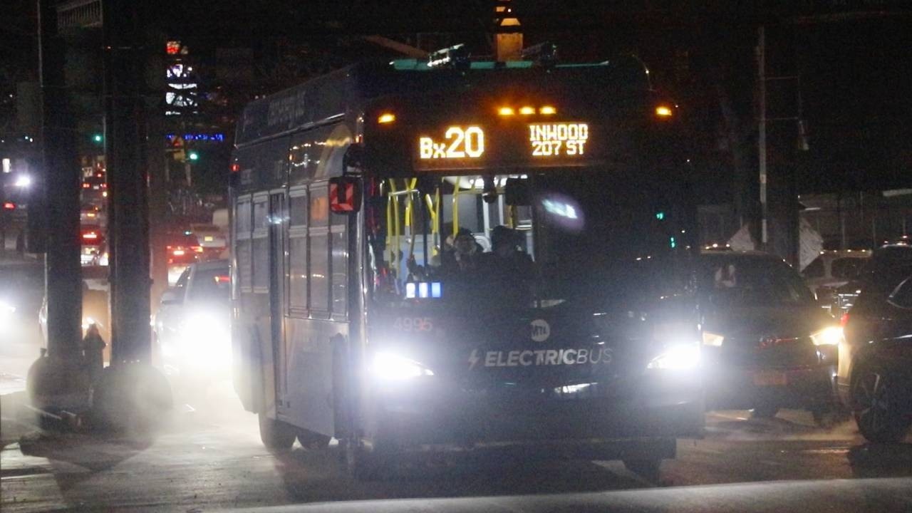 NYCT Bus: 2024 New Flyer XE40 NG #4995 on the Bx20 at Broadway and ...