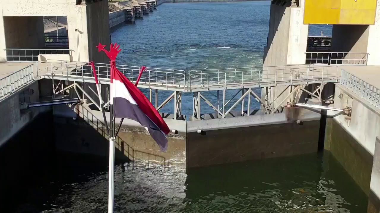 Aswan dam lock - YouTube