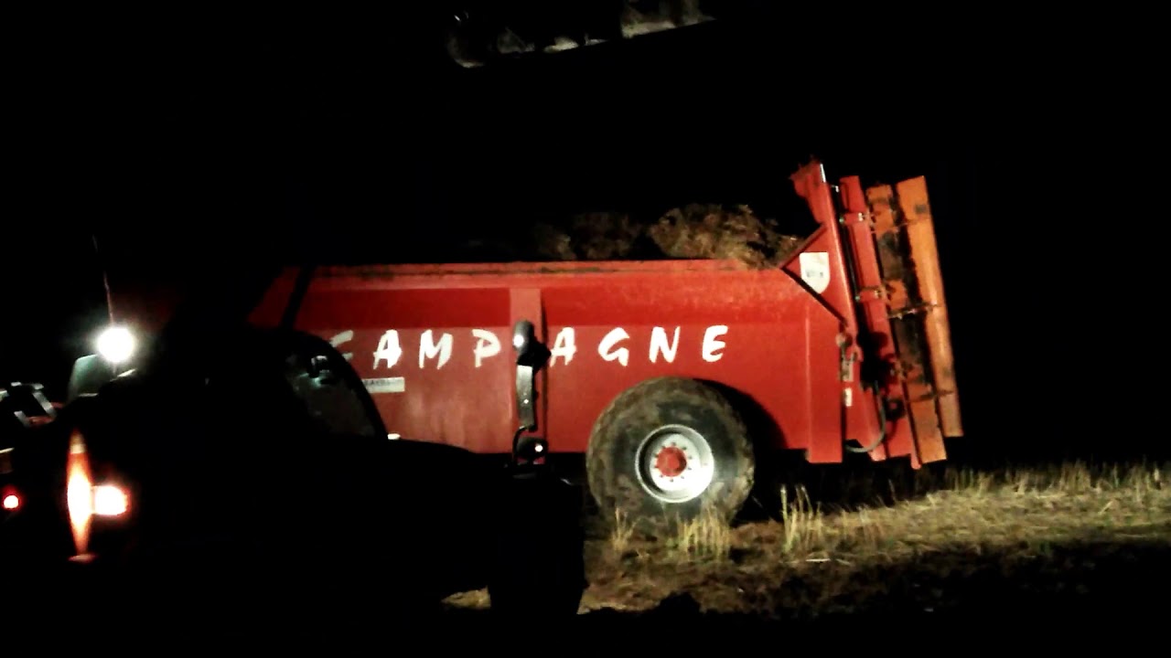 Chargement de fumer dans un épandeur à fumier - YouTube