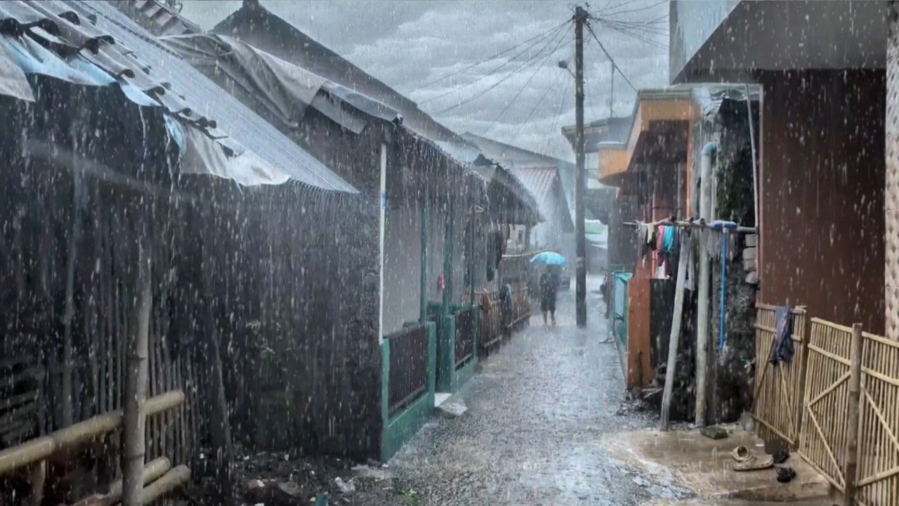 SCARY! SUPER HEAVY RAIN AND STRONG WINDS IN MY VILLAGE, BEST RAIN SOUND ...