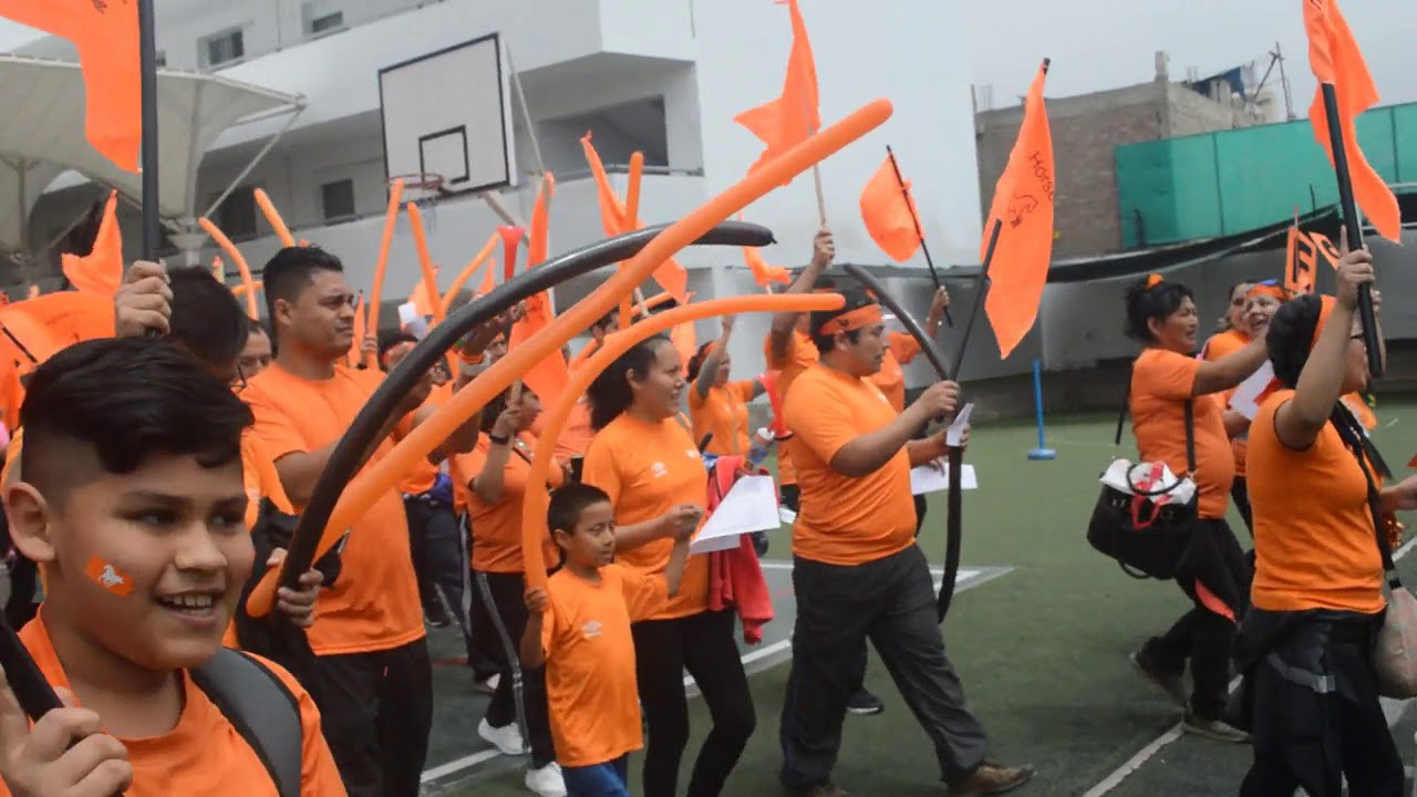 Innova School Canta Callao - Ingreso a las Olimpiada de Padres - YouTube