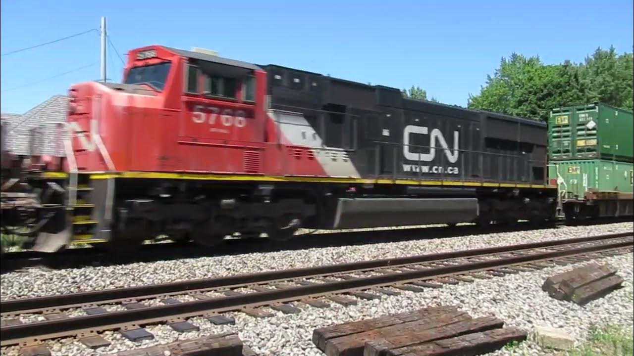 CN 2253, 5768 pull a Westbound intermodal container in well car train at Vicksburg, MI - YouTube