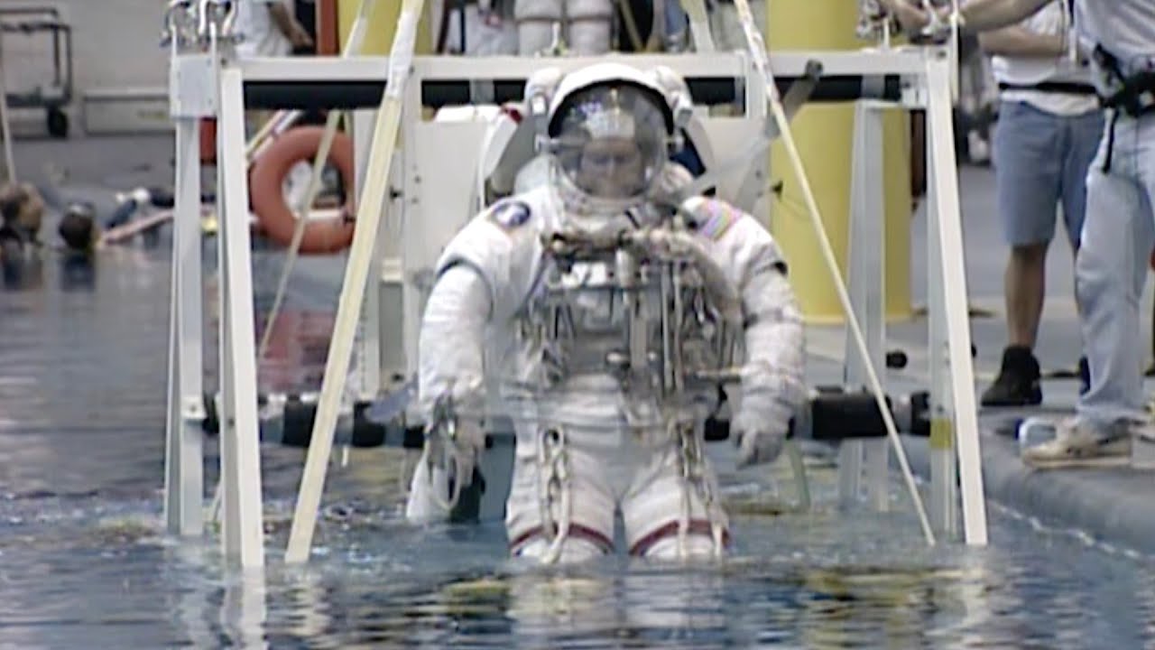 Discovery STS-103 Hubble SM3A Crew Training In NBL - YouTube