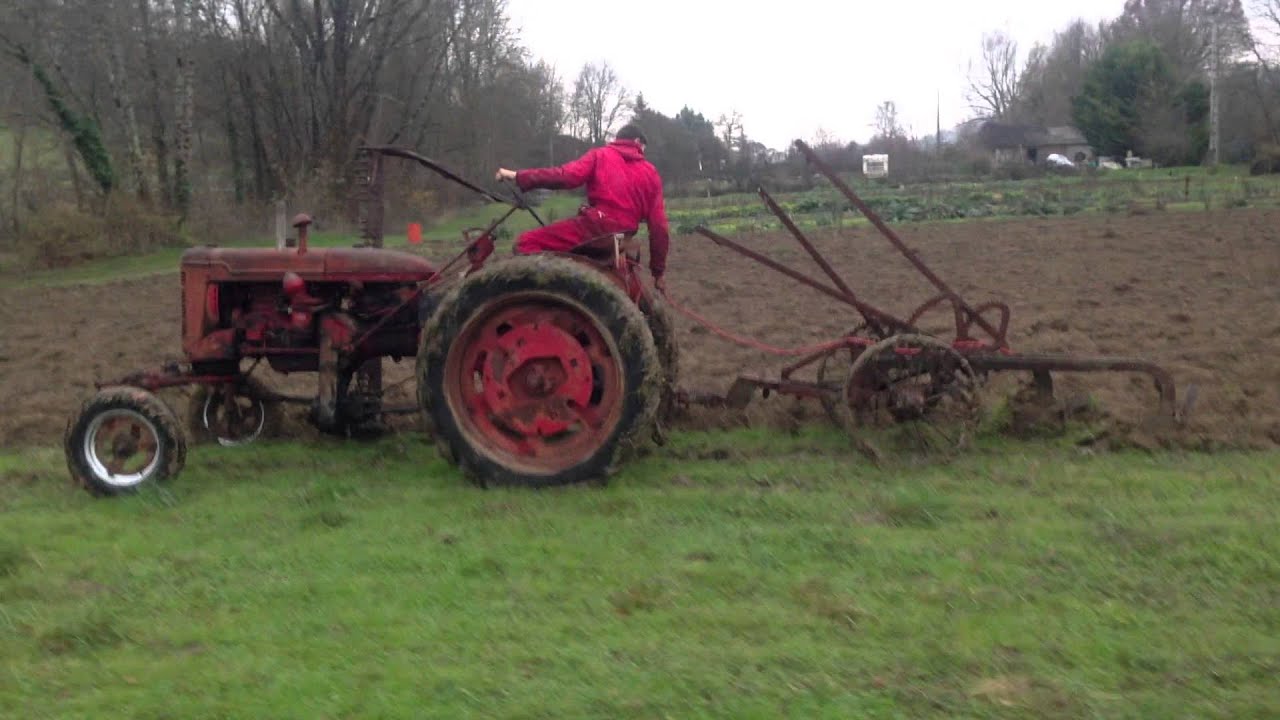 tracteur farmall super fc + charrue john deere parti 2 - YouTube
