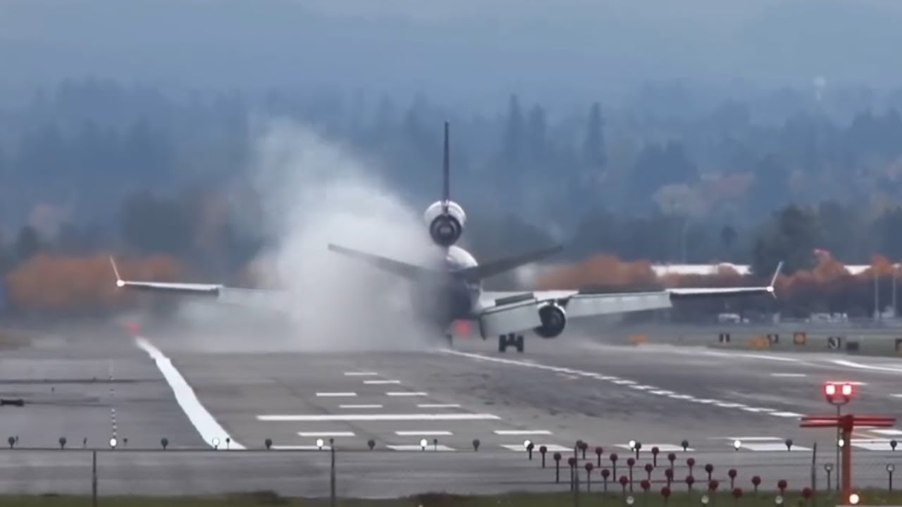 Plane Tire Explosion During Landing - YouTube