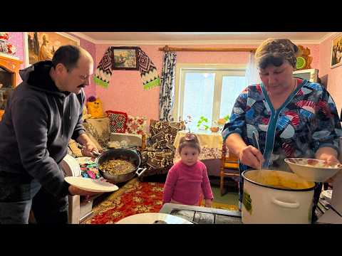 Gerçek Karpat Köy Hayatı 🏔️ Büyükanne Fasulye Çorbası Pişiriyor ve Büyükbaba Evi Tamir Ediyor