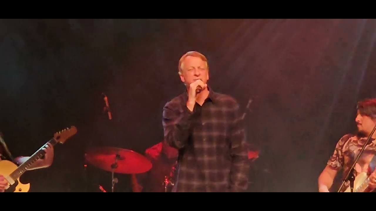 Tony Hawk singing Agent Orange - Bloodstains in Melbourne - YouTube