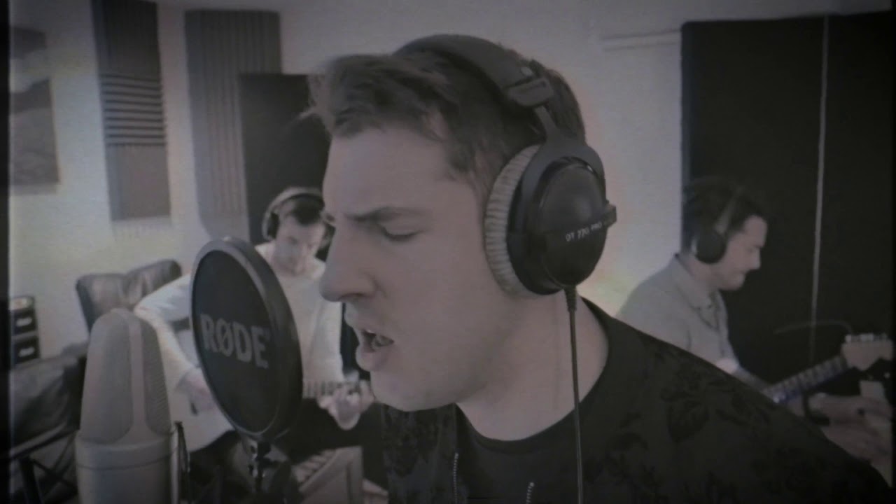 Kovic ~ Black & Gold (Acoustic Session) - YouTube