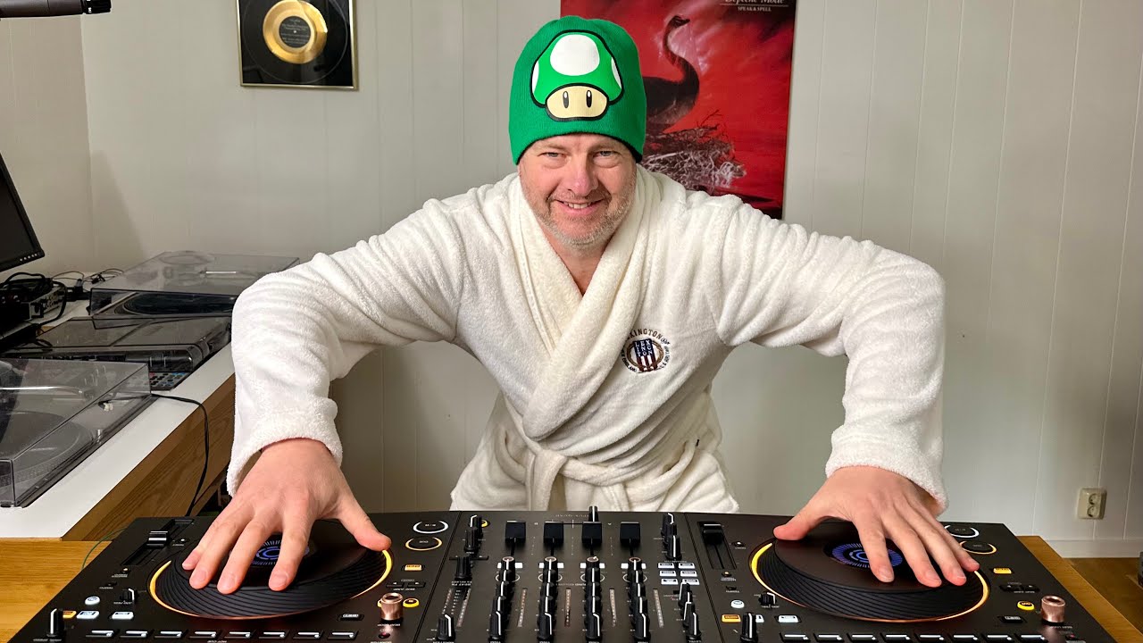 WORLD RECORD! - 100 songs mixed in 30 seconds - YouTube