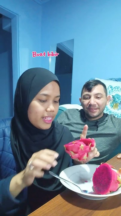 Cobain buah naga di Turki, suamiku pertama kali makan buah ini. Kira-kira dia akan suka gak ya?😂 ...
