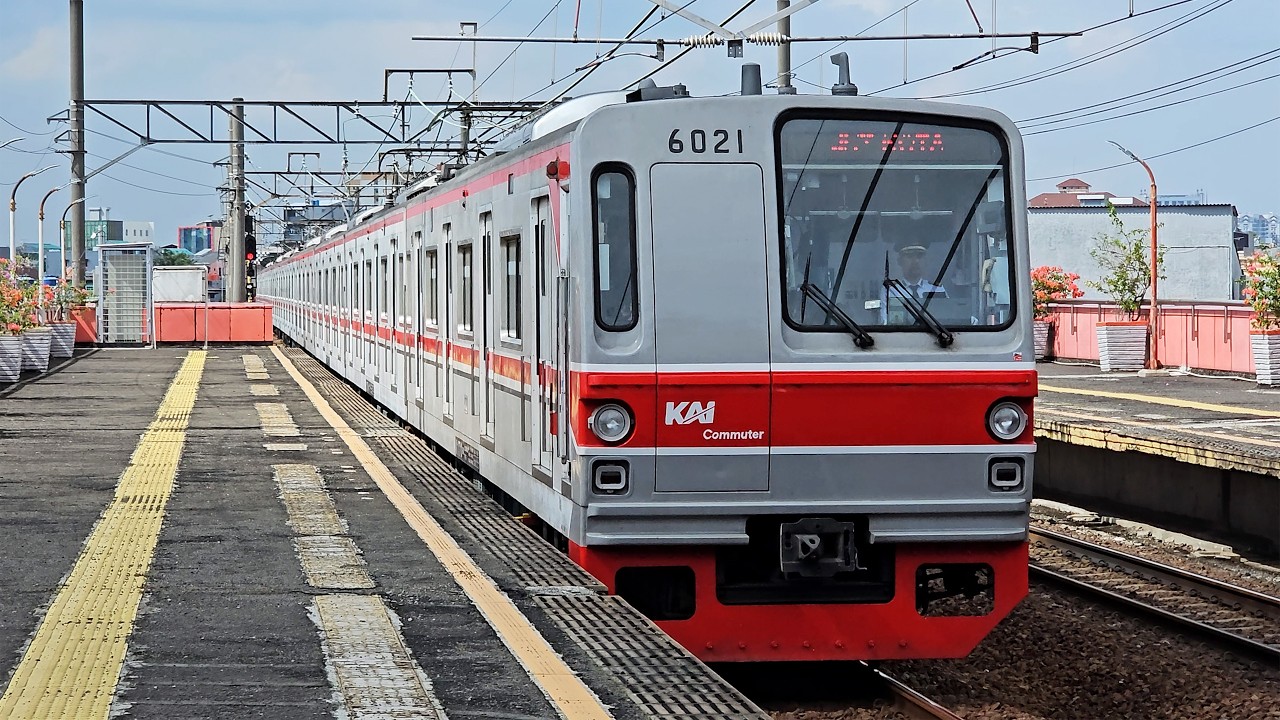 [4K] Stasiun Jayakarta: Kompilasi Kereta JR 205, TM 6000, CC 203 | KRL ...