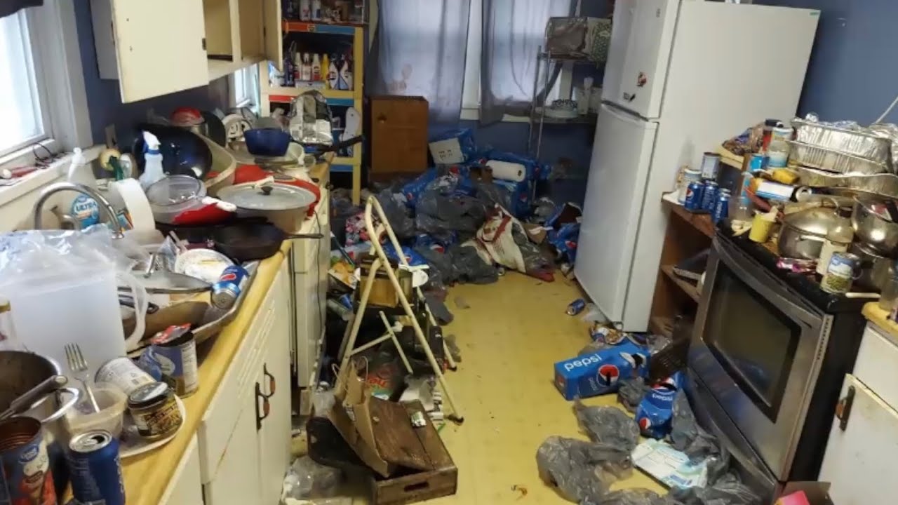 Cleaning an elderly's house😔 I think it's the dirtiest house I've come ...