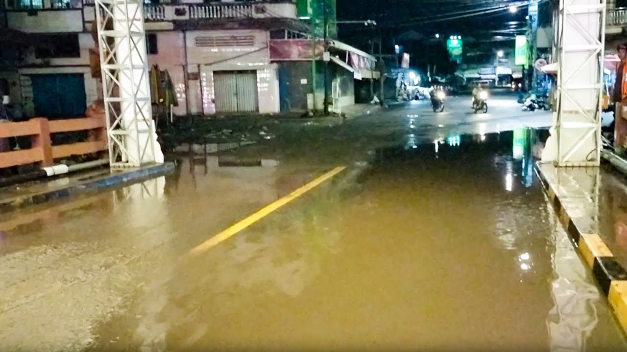 Night Draining! Remove Flood Rain Clogged On Bridge For Passenger - YouTube