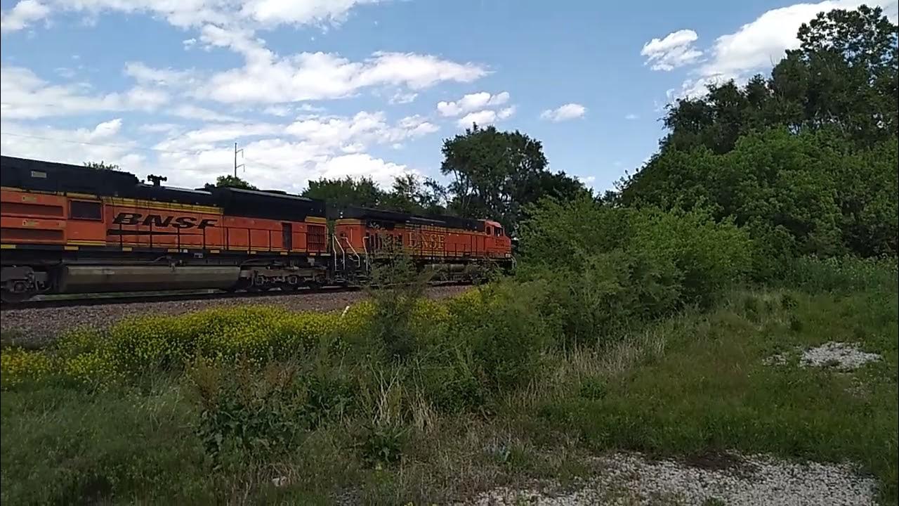 BNSF 5702 East in La Vista NE 6/2/22 - YouTube