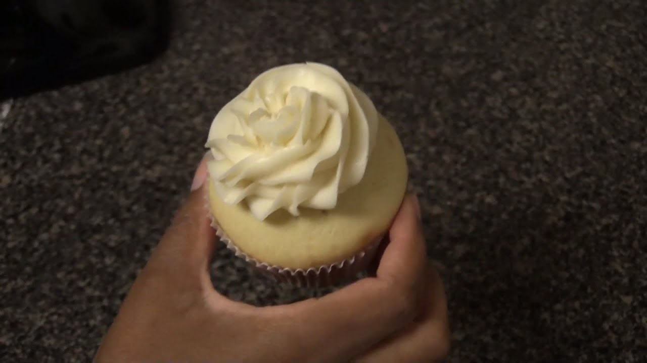 HOW TO MAKE THE BEST CUPCAKES 🧁 | SIMPLE STEP BY STEP TUTORIAL - YouTube