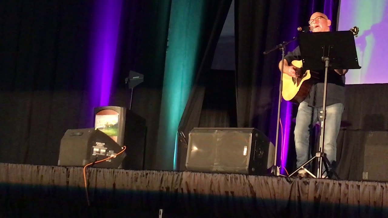 Gary Lewis sings Scottish song during Outlander Con - YouTube
