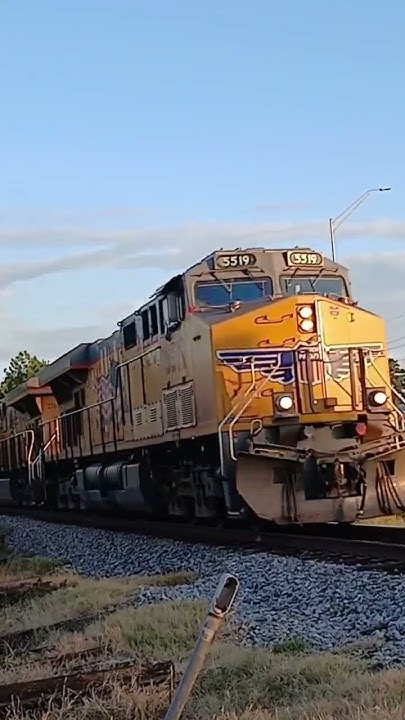 UP 5519 Lead Manifest Train #unionpacific - YouTube