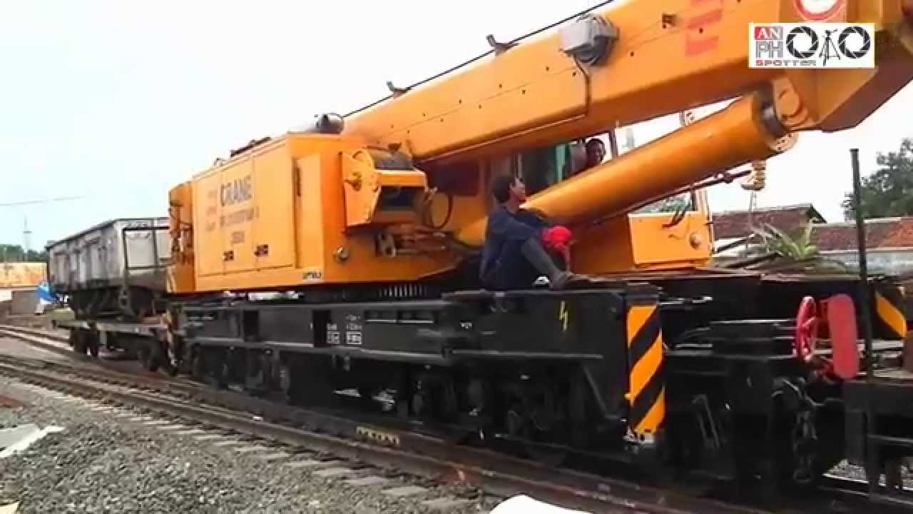 UNIK!! Crane Kereta Api Gottwald berjalan sendiri dan bawa gerbong PPCW ...