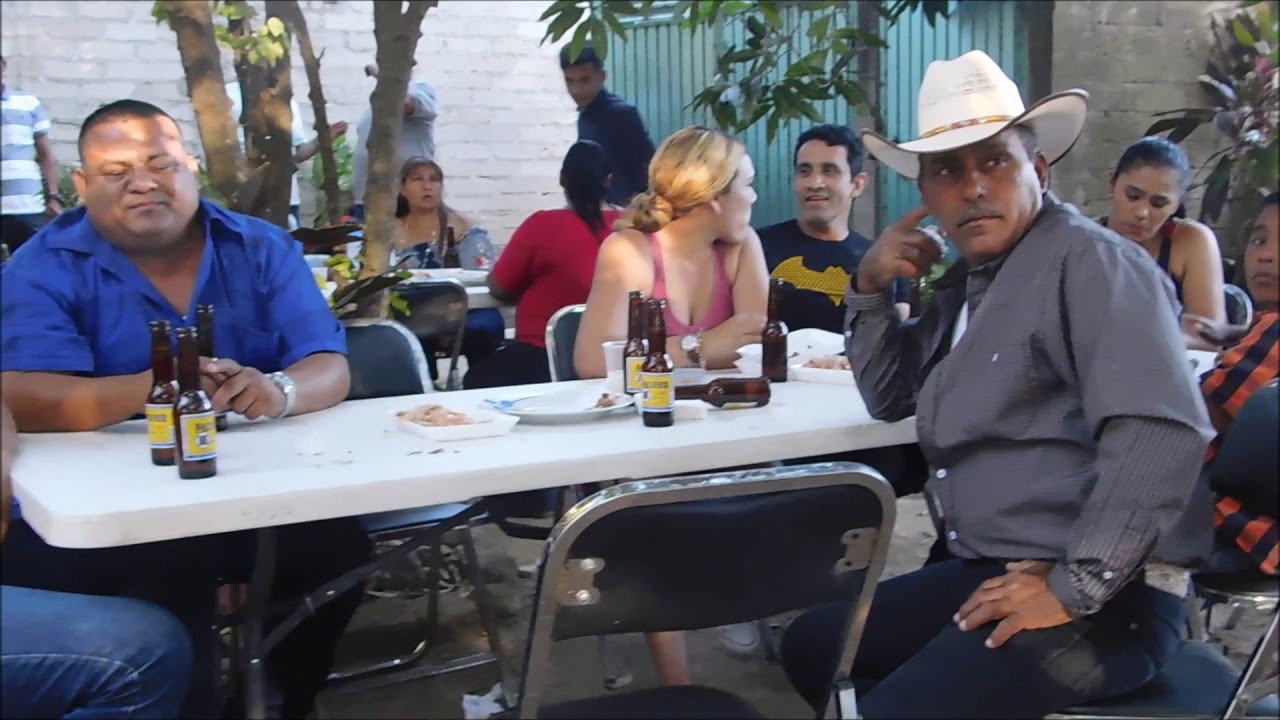 Festejando el cumpleaños del primo Richard Dueñas Godinez - YouTube