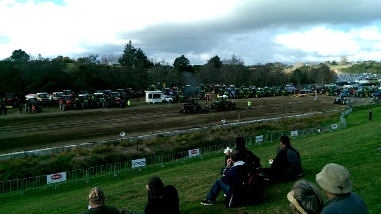 Field days Hamilton tractor pulling - YouTube