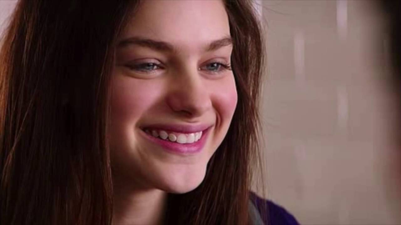Goosebumps : Odeya Rush kissing Dylan Minnette - YouTube