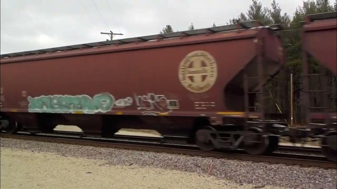 BNSF 6105 w/"Earthworm" loaded grain 11/12/22 - YouTube