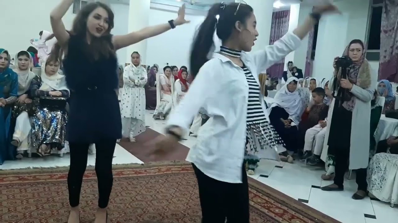 رقص واقیعن خیلی جزاب و قشنگ دو تا دختر هزاره گی در محفیل عروصی 2021 Youtube