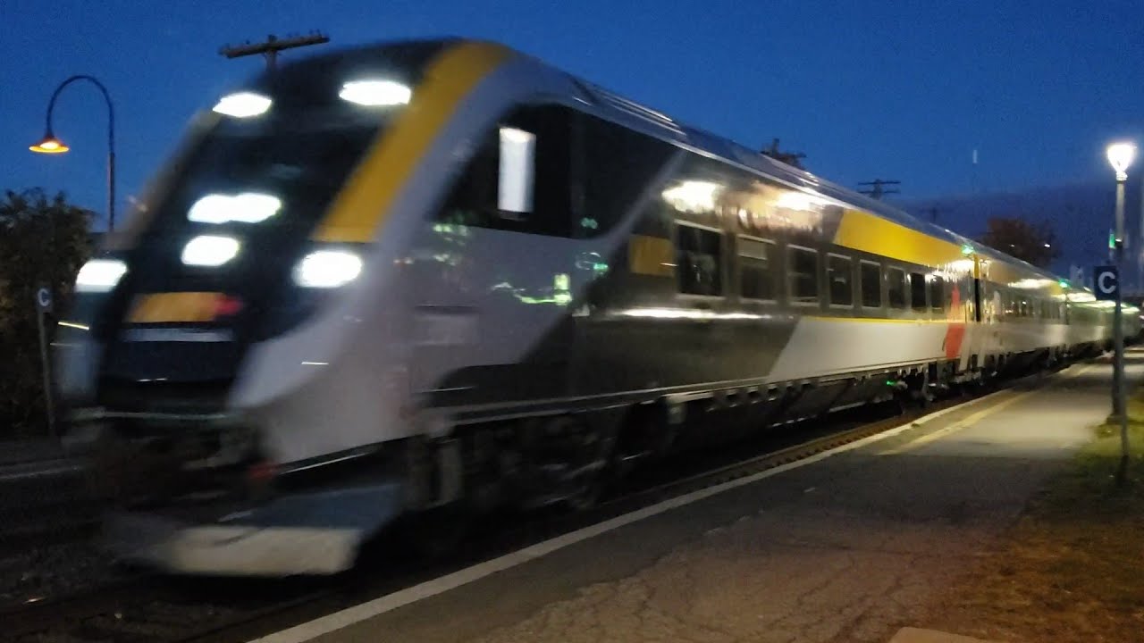 NIGHT TRAINS New Via Rail Siemens SCV-42 Charger and Venture Train at ...