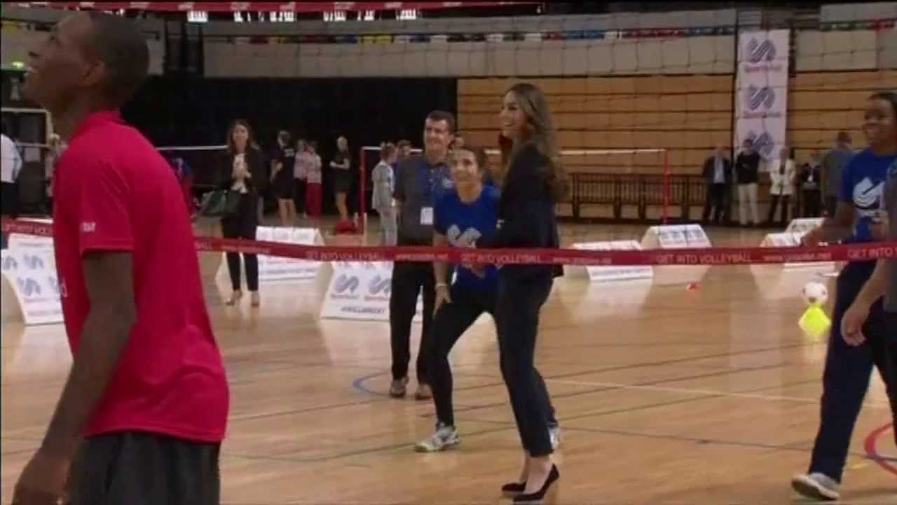 DUCHESS KATE PLAYS VOLLEYBALL AT OLYMPIC PARK - YouTube