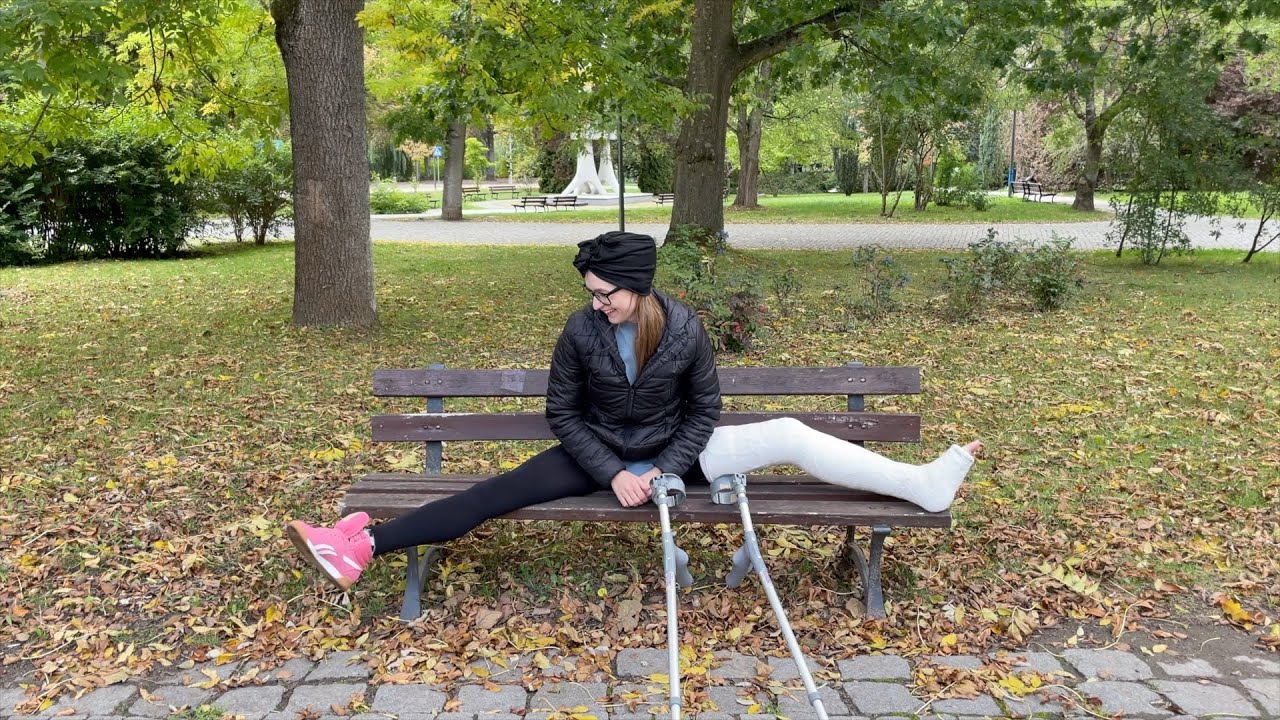 Girl in Long Leg Plaster Cast (LLC) #gipsbein #longlegcast #fulllegcast ...