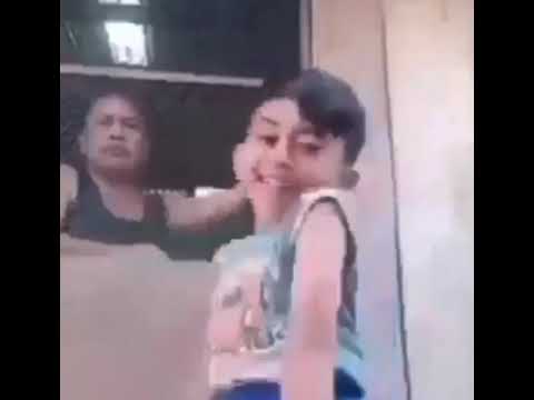 Menino dançando ao som de Rei Davi