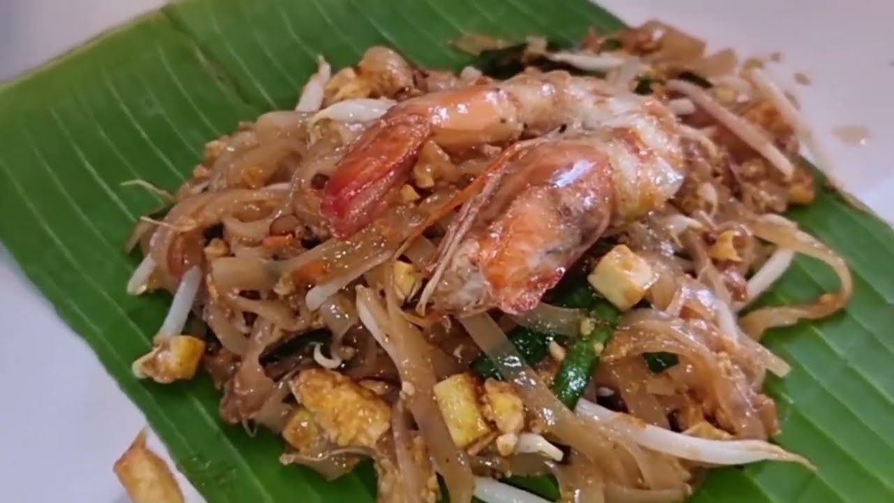 ต้นแบบผัดไทยเตาถ่านกุ้งสด ไทยแท้ ใบตองกล้วย Pud thai Fried noodle Thai ...