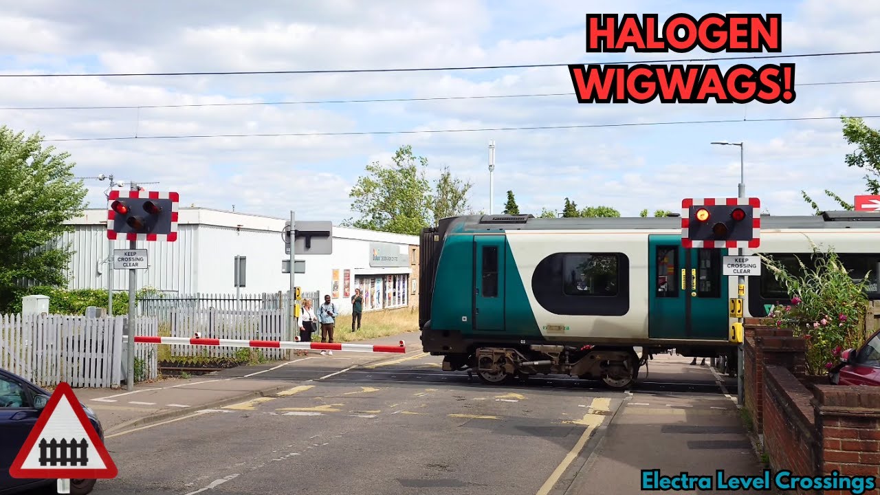 (Halogen Wigwags) Watford North Level Crossing, Hertfordshire (04/07/24 ...