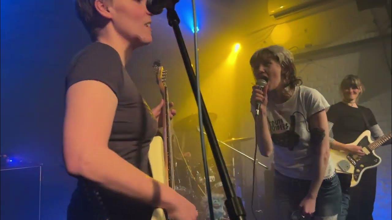 Bronko - 7 songs / 23.12.2023 Waldmeister Solingen / A Cow Club Show - YouTube