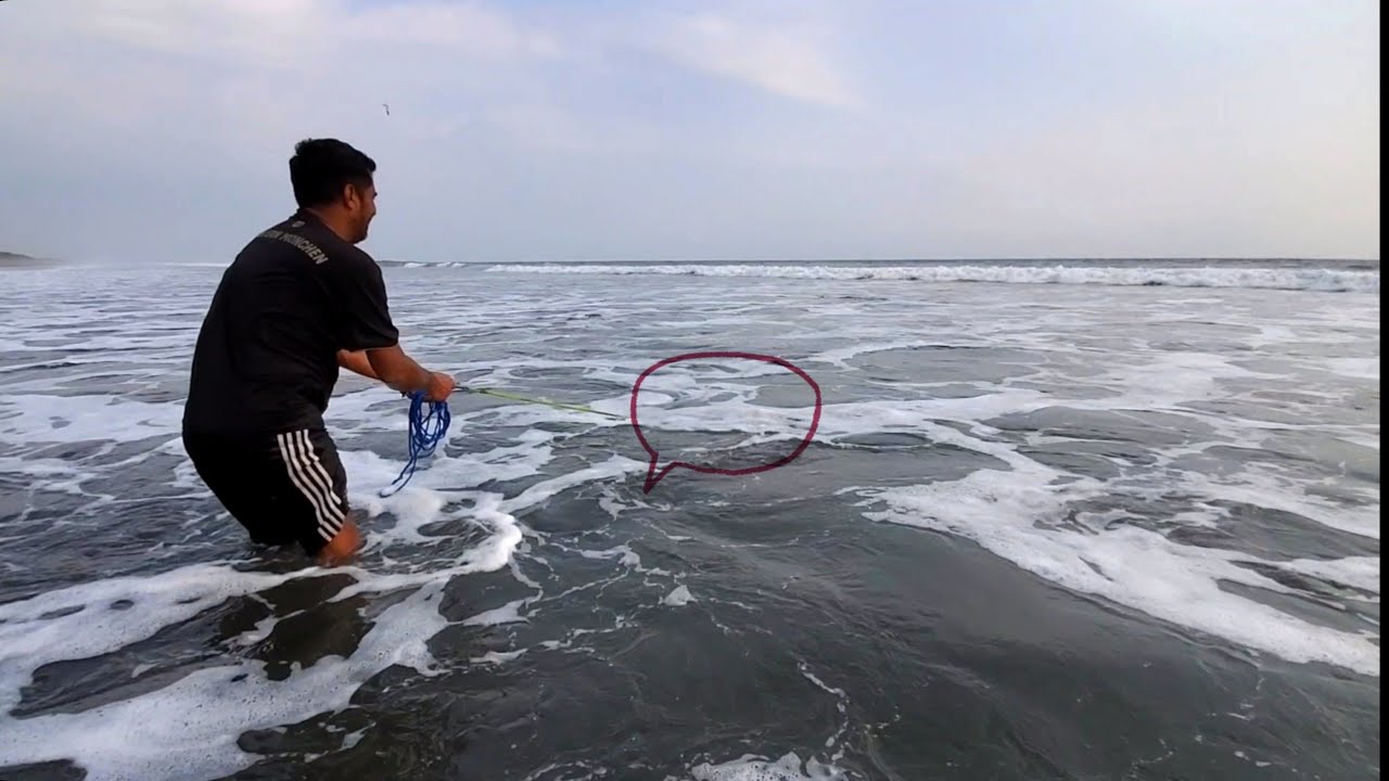 pesca con atarraya increíble lo que atrapó en la orilla de la playa y ...