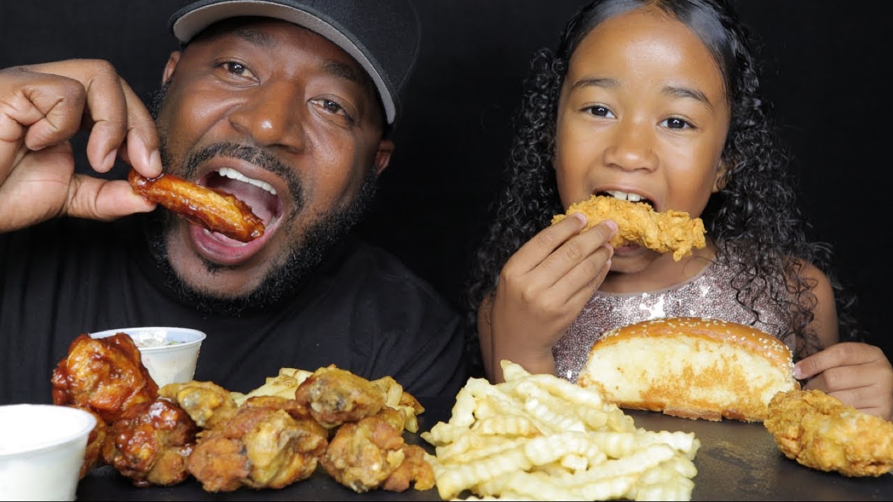 EATING CHICKEN WINGS & CHICKEN STRIPS WITH MY DAUGHTER MUKBANG ...