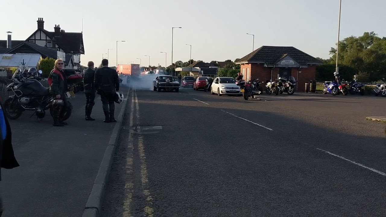 Dodge Charger burnout - Raven bike night - YouTube