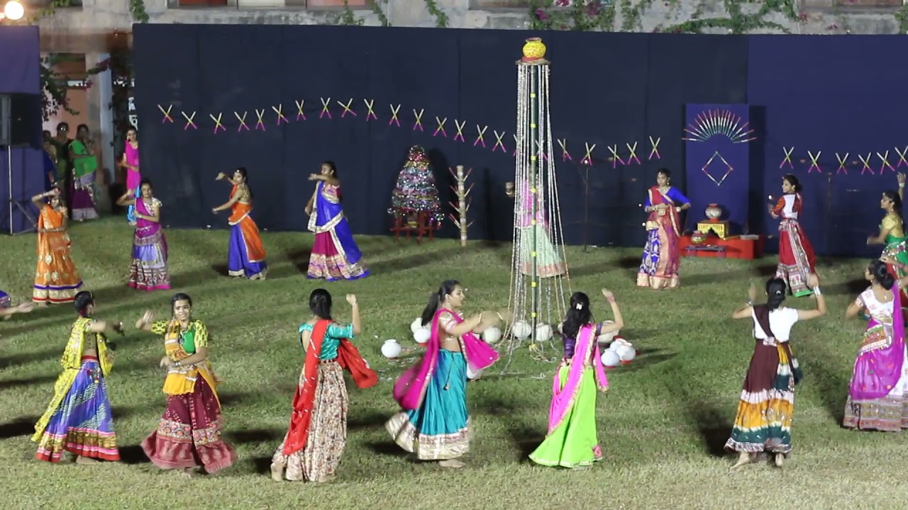 Dakla | Navratri | Garba | Khushali Desai | Dance performance - YouTube