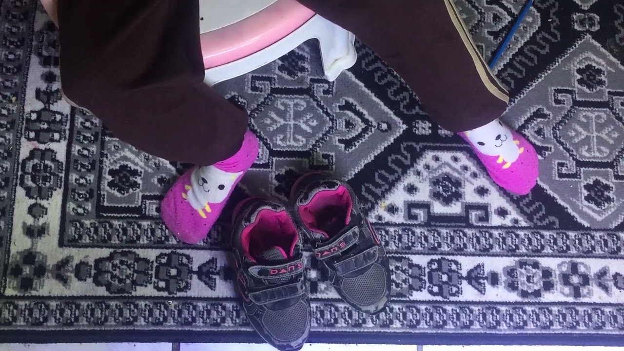 Belajar Memakai Sepatu - YouTube