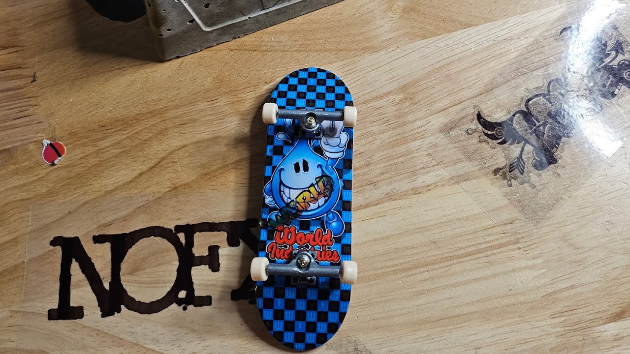 How to ollie on fingerboard - YouTube
